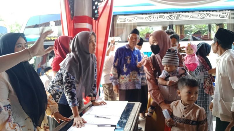 Bupati Sampang Slamet Junaidi Sambut Kedatangan Penyintas Syiah ...